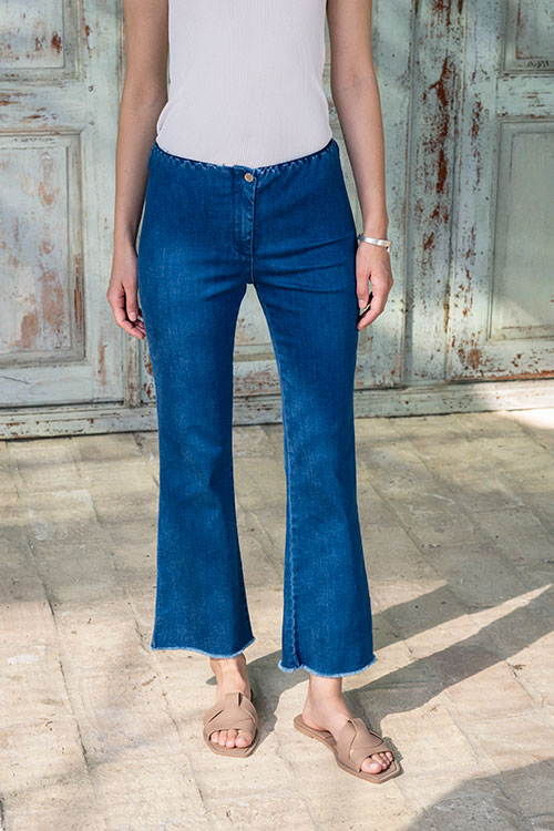 Jeans azules con bajo desflecado